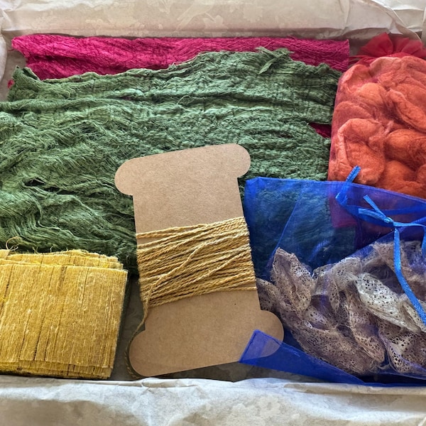 WILD SILK COCOONS: Goldene Spitzenverzierungen, Faserkunstzubehör ...