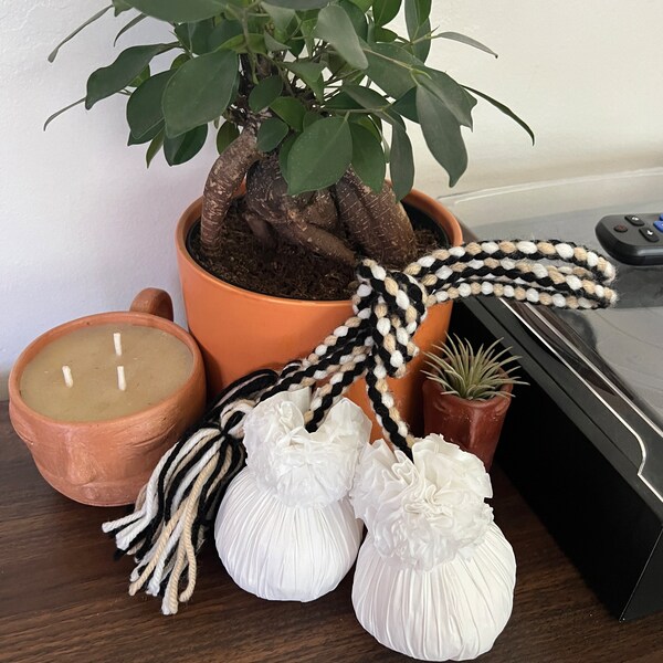 Maori Short Poi Balls - White Taura - Etsy