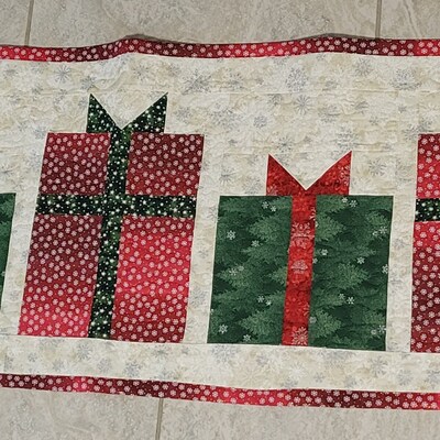 Christmas Present Table Runner PDF Pattern - Etsy
