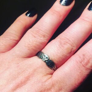 Mini Taphophile ring in sterling silver winged skull | Etsy