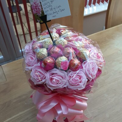 Ferrero Rocher & Lindt Lindor Pink Chocolate Bouquet Sweet Gift Hamper ...