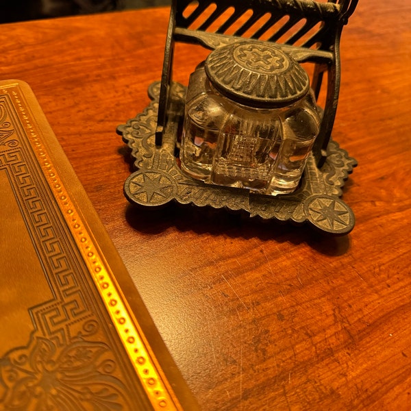 Vintage 3 Footed Cast Iron Cauldron; Cast Iron Bean Pot With Pouring ...