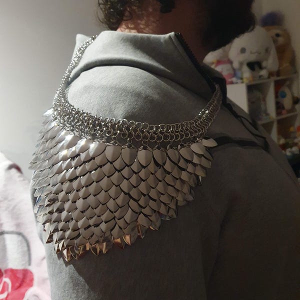 Armor Epaulets in Dragon Scales Knitted Scalemail Harness Shoulder ...