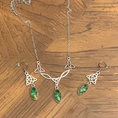 Light Peridot Green Trinity Triquetra Knots Silver Necklace Choker ...