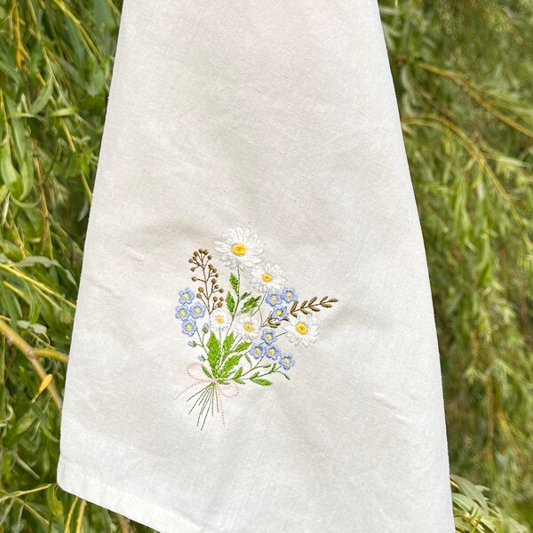 Daisy and Forget-me-not Flower Bouquet for Machine Embroidery Design ...