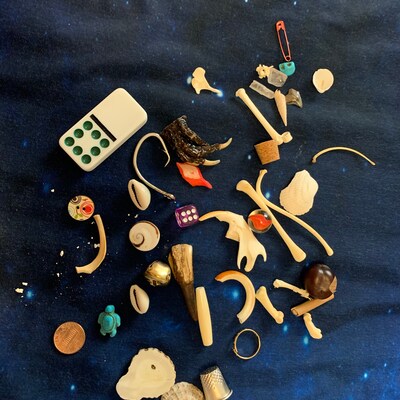 Throwing the Bones Book & Kit 129 Pgs and 15 Pc Learn to Throw the Bones Kit, Throwing Bones Set ...