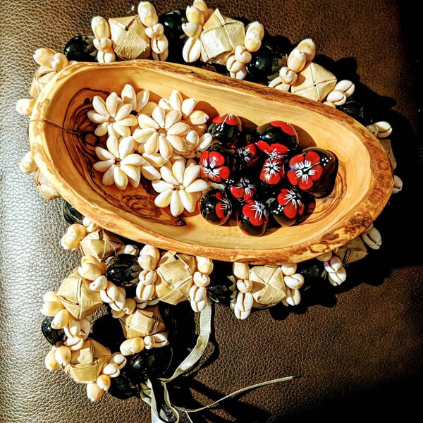 Hawaiian Cowrie Shell Lei Black Kukui Lauhala Ball Lei Necklace ...