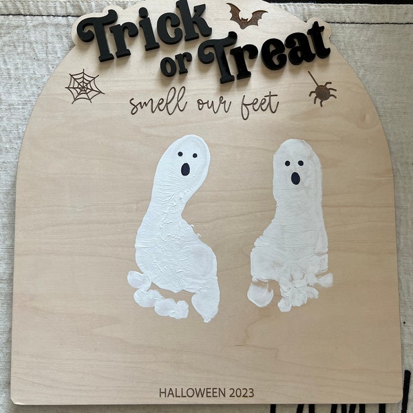 Halloween Footprint Sign, Trick or Treat Smell My Feet, Baby’s First ...