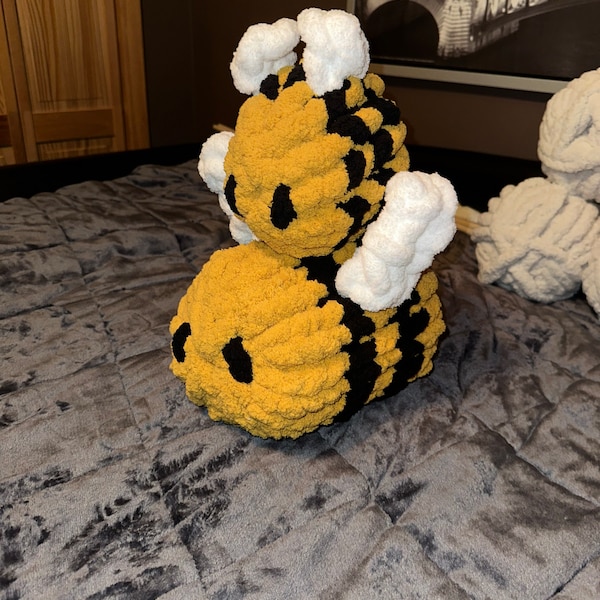 Hand Knit Bee Video Tutorial (LARGE), BEGINNER, Learn How to Finger ...