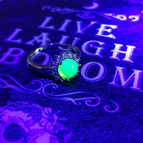 7.25" Vintage UV Reactive Uranium Crown Trifari Molded Glass Yellow ...