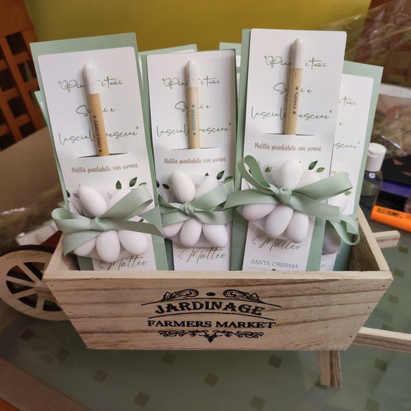 BOMBONIERA ECOLOGICA con matita piantabile mod. laurea con confetti ...