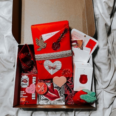 Extra Large Blind Date With a Book Box, 2 New Books in Genre of Your ...