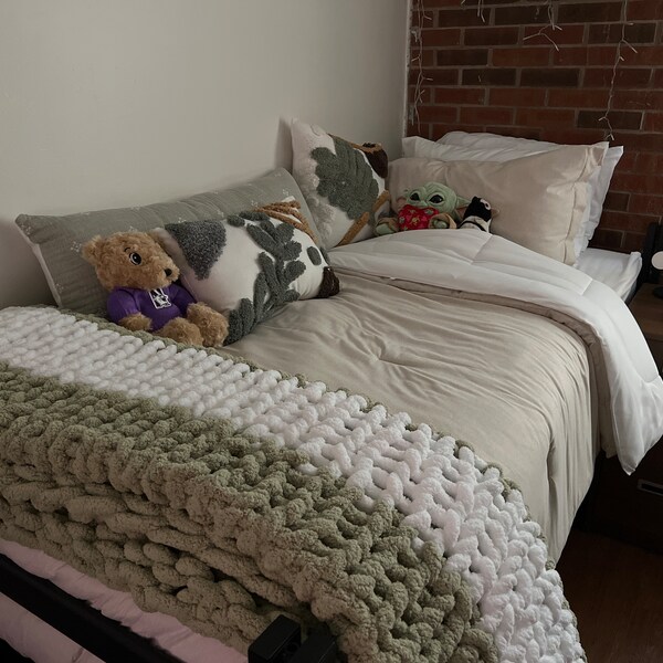 Bluey Hand Knitted Chunky Blanket - Etsy