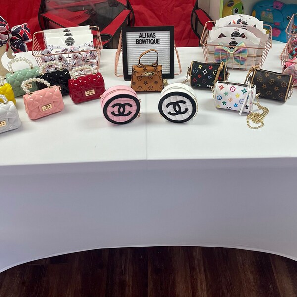 Pigtail Display. Head Stand Girl Puff Pigtail Silhouette. Showcase ...