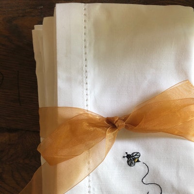 Bumble Bee Embroidered Cloth Napkins, Set of 4, Bee Napkins, Summer ...