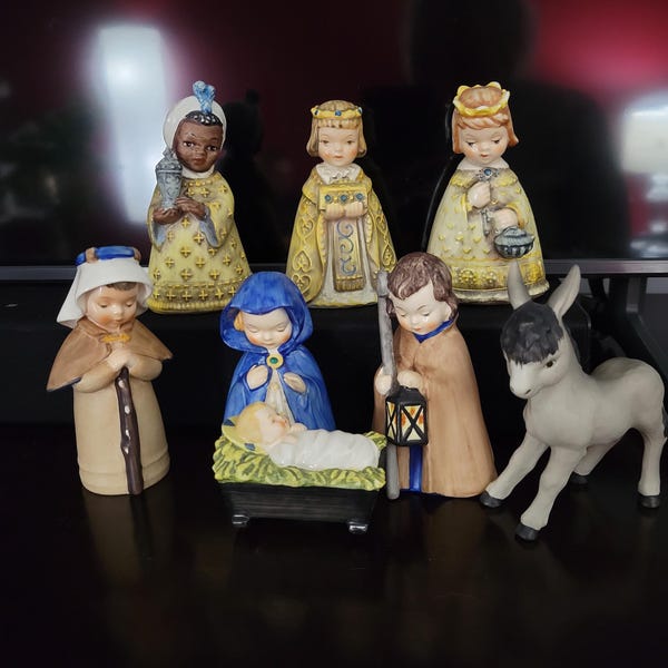 Fontanini 7.5" Scale King Melchior Nativity Character Holding Chest ...