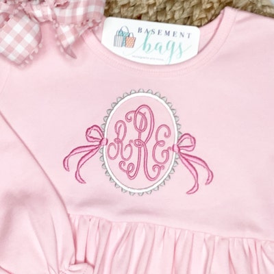 Oval Scallop Edge Monogram Frame With Side Bows Monogram Wreath Vintage ...