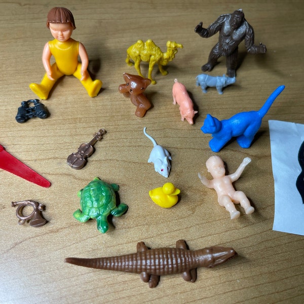 12pcs VINTAGE PLASTIC MINIATURES Mystery Mix Tiny Toys Lucky Dip Old ...