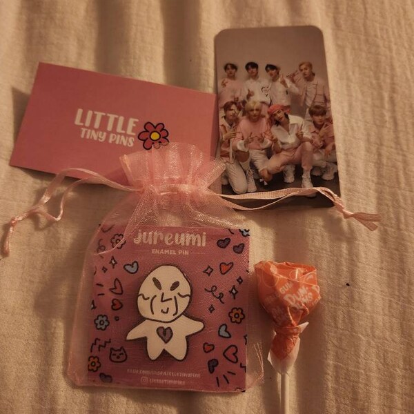 Stray Kids Leeknow LOVELY JUREUMI Pin - Etsy