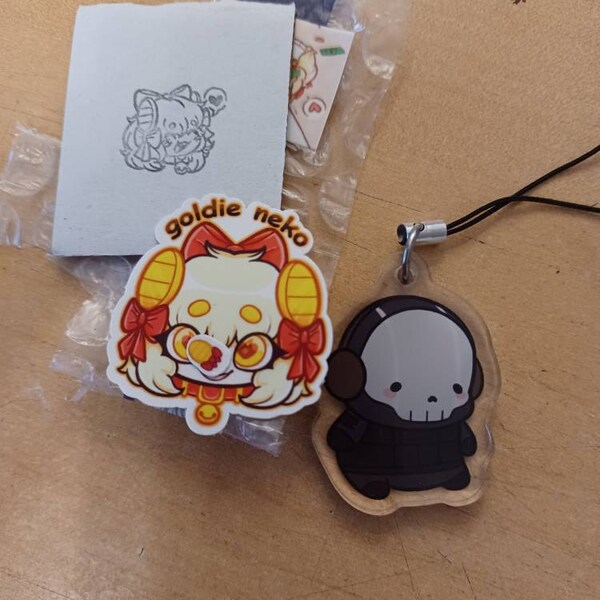 IN STOCK Outlast Trials Glow in the Dark Keychains (3") | Mother ...