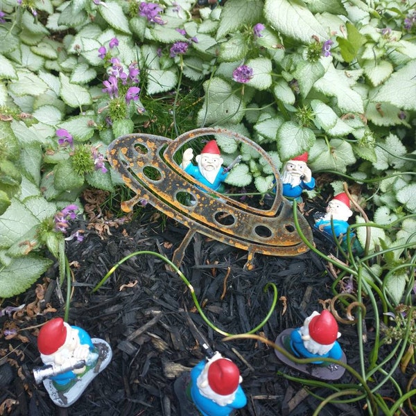 UFO Spaceship Yard Stake | Rusty Metal Alien Garden Yard Art | Outer ...