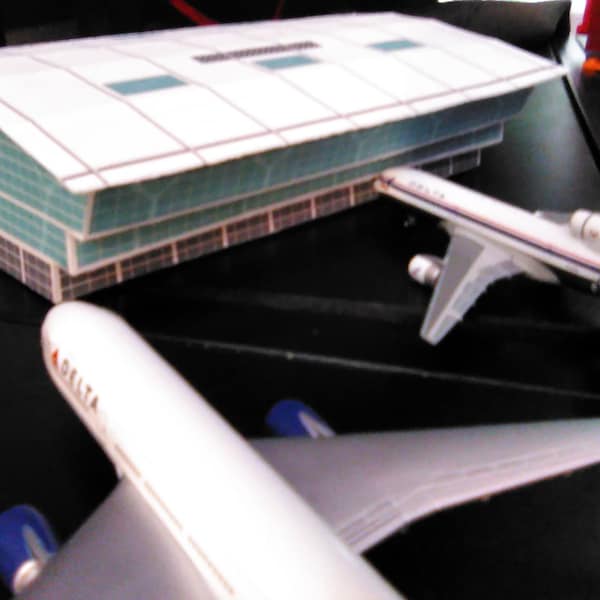 1:400 Single Airport Runway Diorama With Laminated Wooden Base - Etsy
