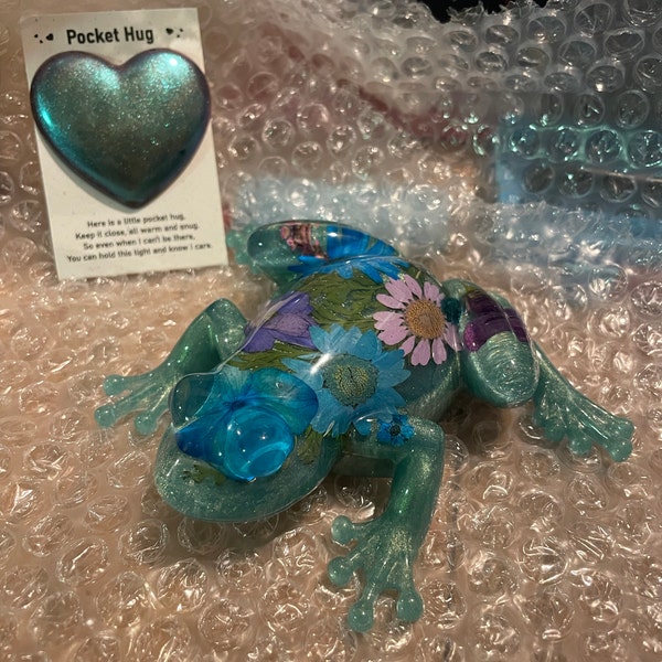 Resin Frog With Real Flowers - Etsy
