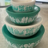 Miniature Pyrex-inspired Mixing Bowls – Stackable Retro Kitchen Display ...