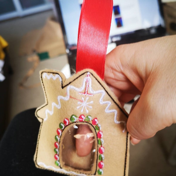 In the Hoop Gingerbread House Treat Pocket Picture Frame Ornament ...