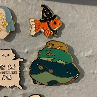 Roun Frens Frog Stack Hard Enamel Pin RESTOCK Three Dumpy Tree Frogs Lapel Pin Round Animals ...