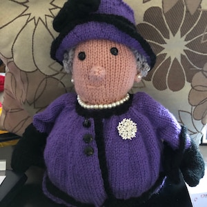 Queen Elizabeth II Tea Cosy Knitting Pattern - Etsy