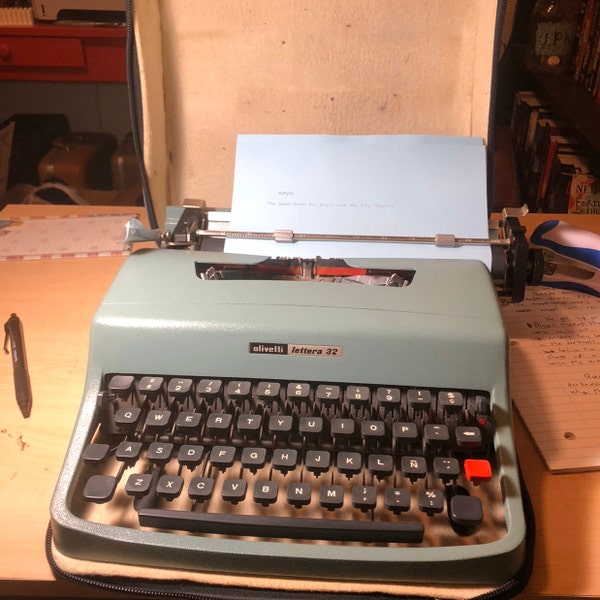 Olivetti Pluma 22 / Lettera 22 - Vintage Typewriter - New Ribbon Black ...