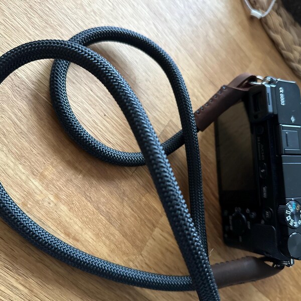 The Leica Strap Schmaler Vintage Kameragurt aus hochwertigem Leder in ...