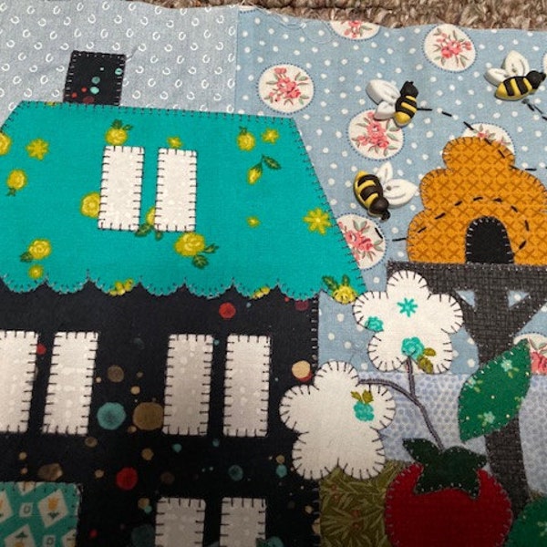 Bee Buttons by Buttons Galore // Novelty Sewing Scrapbooking Flying ...