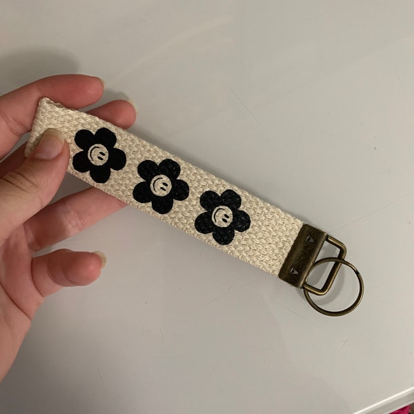 Retro Flower Smiley Face Keychain Wristlet / Key Fob/ Smiley Face Daisy ...