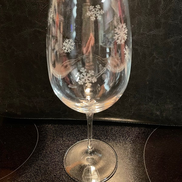 Snowflake Etched Wine Glass, Winter, Holidays, Christmas Wine Glasses ...