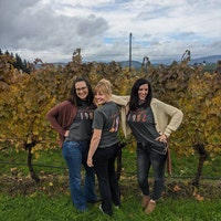 Retro It's Me Hi I'm the Mom It's Me Shirts for Mama for Mother's Day ...