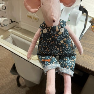 Muis gevulde pop in romper 10 patroon en tutorial, muispatroon, voor ...