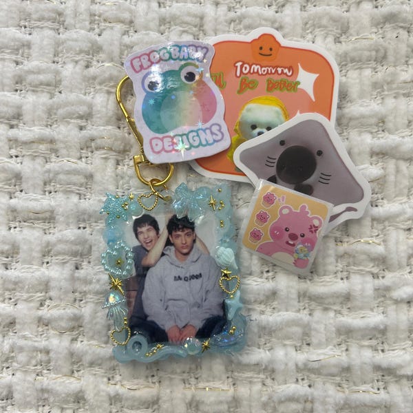 CUSTOM Kpop Bias Photo Frame Keychain - Etsy