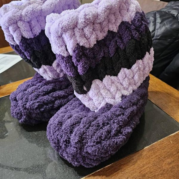 Chunky Knit Bootie Slippers Pattern: Finger Knit Cozy Booties (video ...
