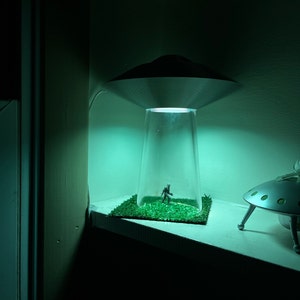 Ufo Alien Abduction Desk Lamp Sci Fi Silver Spaceship Outerspace Space ...