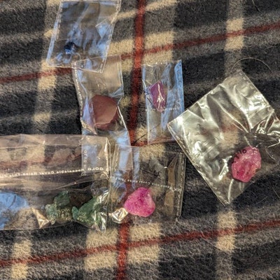 10 Stück natürlicher roher Rubin, Größe 8-13 mm, roter Kristall Rubin ...