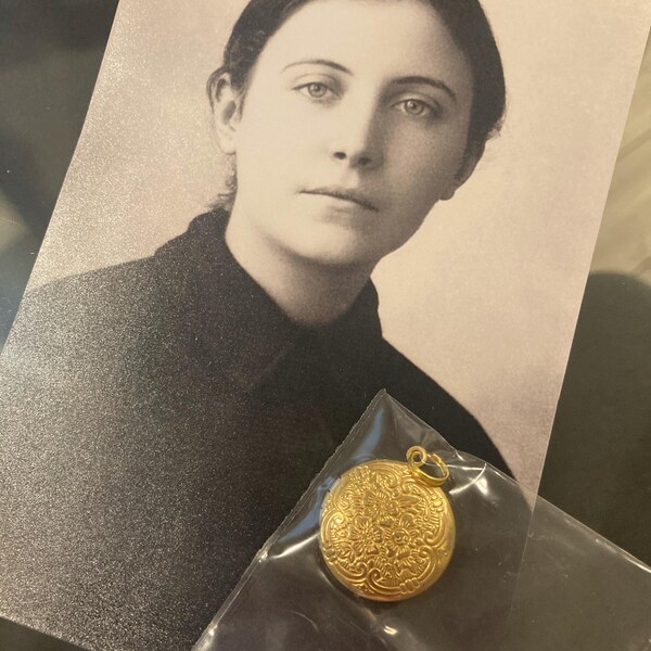 St Therese of Lisieux Red Rose Enameled Front Relic Locket- Gorgeous ...