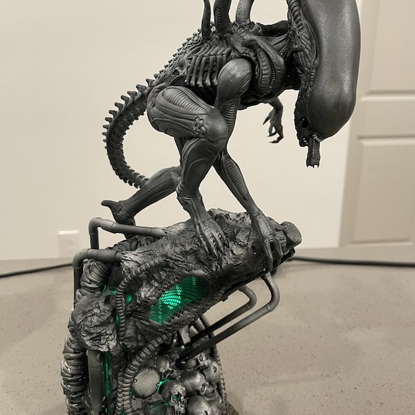 Alien Xenomorph Figure, Alien Statue With LED, Alien Diorama, Collector ...