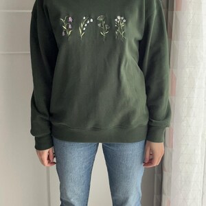 Cute Wildflowers Embroidered Crewneck-dark Green Daisy Cute Wildflowers Embroidered Crewneck-dark Green Daisy