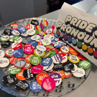 Bulk Pack Blank Pronoun Pins. 1.25 Inches 32mm Diameter. Customisable ...