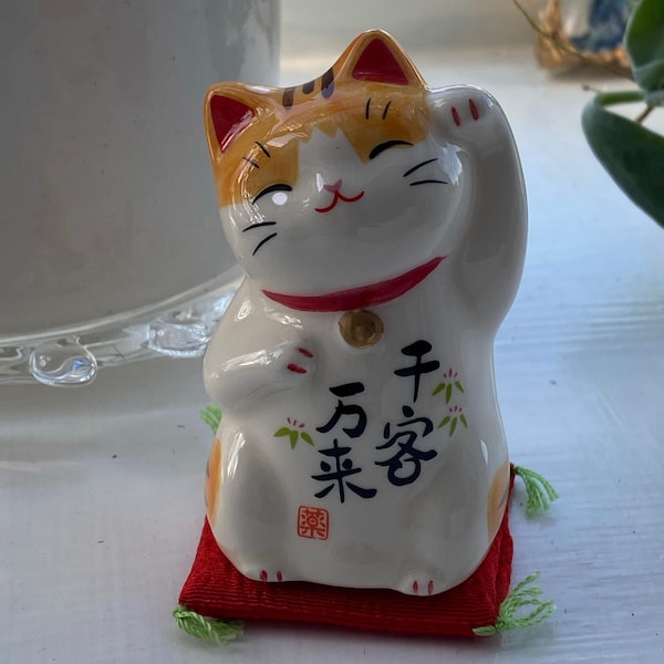 Japanese Lucky Cat Statue, Maneki Neko Figurine, Beckoning Waving Cat ...