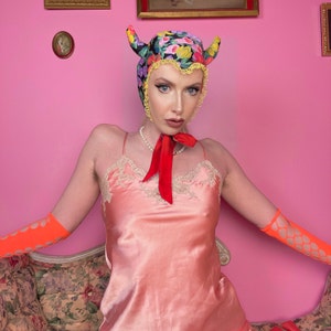 Devil Bonnet red Velvet | Etsy