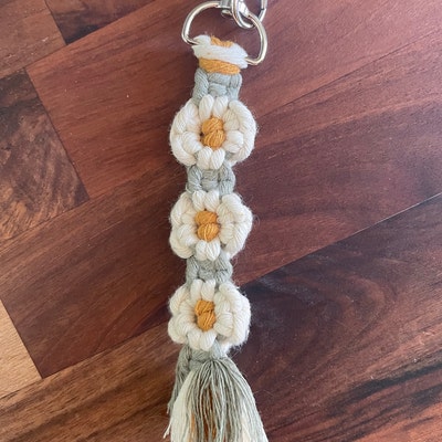 Macrame Daisy Keychain - Etsy