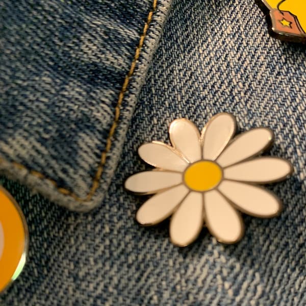 Daisy Enamel Pin Badge, a Great Gift to Brighten Anyones Day!!! - Etsy